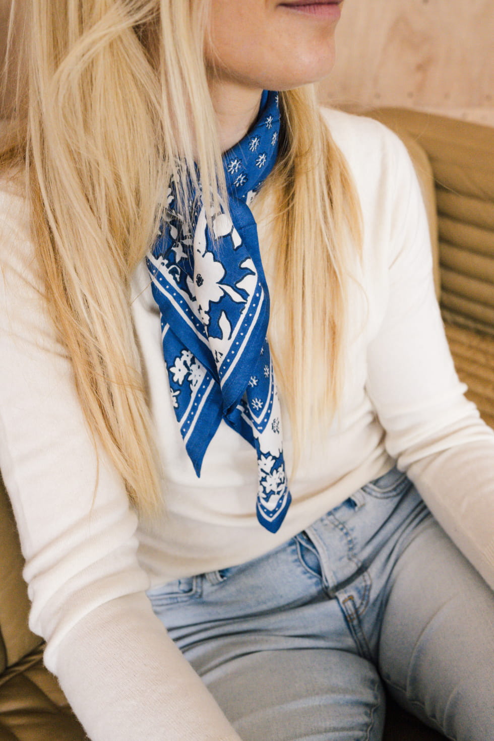 Foulard femme bleu à motifs blancs esprit bohème chic en viscose ...