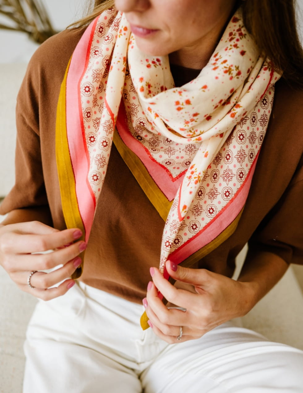 Grand foulard femme rose imprimé au block print - Bindi Atelier